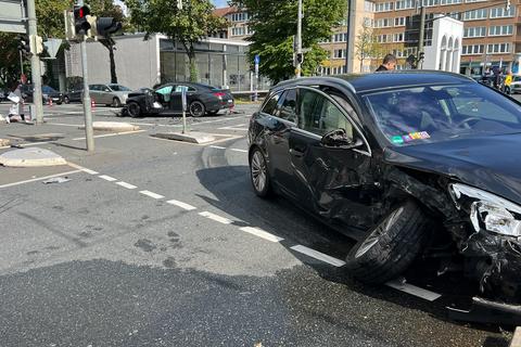 Zwei Fahrzeuge kollidieren in Darmstadt